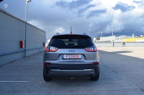 Grey Jeep Cherokee 2019 in Vilnius, with an engine capacity of 3.24 L and mileage of 155 thousand km for 14550 €, photo 7 on AUTOMOTO.COM.LV