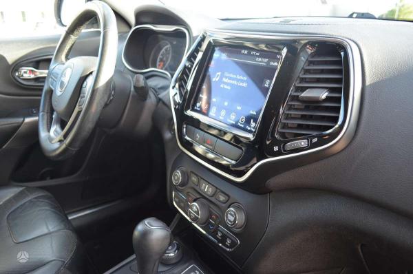 Grey Jeep Cherokee 2019 in Vilnius, with an engine capacity of 3.24 L and mileage of 155 thousand km for 14550 €, photo 9 on AUTOMOTO.COM.LV