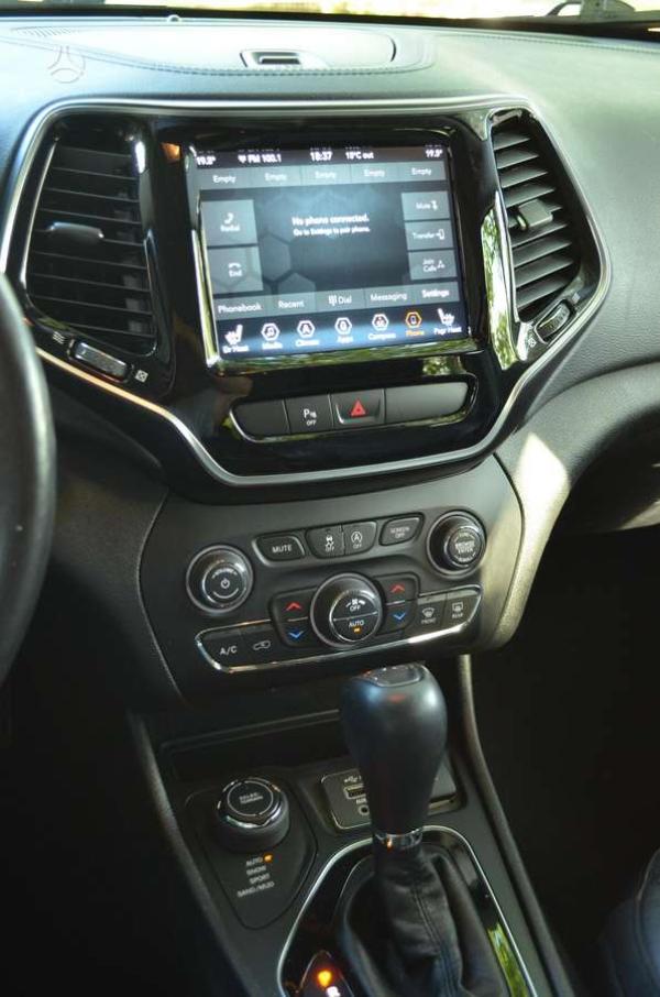 Grey Jeep Cherokee 2019 in Vilnius, with an engine capacity of 3.24 L and mileage of 155 thousand km for 14550 €, photo 10 on AUTOMOTO.COM.LV