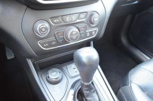 Pelēks Jeep Cherokee 2019 Viļņa, ar dzinēja tilpumu 3.24 L un nobraukumu 155 tūkst. km par 14550 €, foto 13 vietnē AUTOMOTO.COM.LV