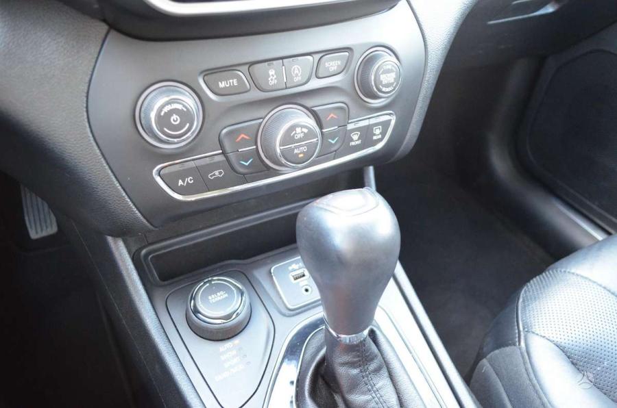 Pelēks Jeep Cherokee 2019 Viļņa, ar dzinēja tilpumu 3.24 L un nobraukumu 155 tūkst. km par 14550 €, foto 13 vietnē AUTOMOTO.COM.LV