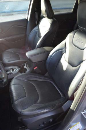 Pelēks Jeep Cherokee 2019 Viļņa, ar dzinēja tilpumu 3.24 L un nobraukumu 155 tūkst. km par 14550 €, foto 16 vietnē AUTOMOTO.COM.LV