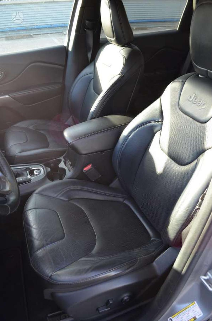 Pelēks Jeep Cherokee 2019 Viļņa, ar dzinēja tilpumu 3.24 L un nobraukumu 155 tūkst. km par 14550 €, foto 16 vietnē AUTOMOTO.COM.LV