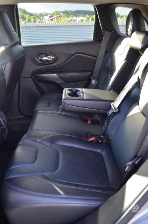 Pelēks Jeep Cherokee 2019 Viļņa, ar dzinēja tilpumu 3.24 L un nobraukumu 155 tūkst. km par 14550 €, foto 19 vietnē AUTOMOTO.COM.LV