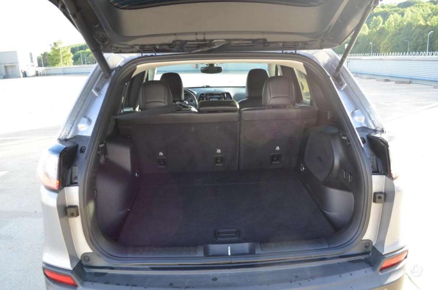 Pelēks Jeep Cherokee 2019 Viļņa, ar dzinēja tilpumu 3.24 L un nobraukumu 155 tūkst. km par 14550 €, foto 21 vietnē AUTOMOTO.COM.LV
