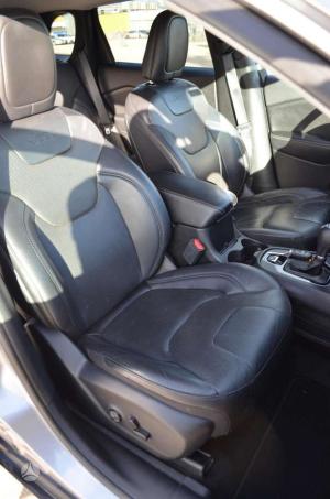 Pelēks Jeep Cherokee 2019 Viļņa, ar dzinēja tilpumu 3.24 L un nobraukumu 155 tūkst. km par 14550 €, foto 22 vietnē AUTOMOTO.COM.LV