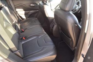 Pelēks Jeep Cherokee 2019 Viļņa, ar dzinēja tilpumu 3.24 L un nobraukumu 155 tūkst. km par 14550 €, foto 23 vietnē AUTOMOTO.COM.LV