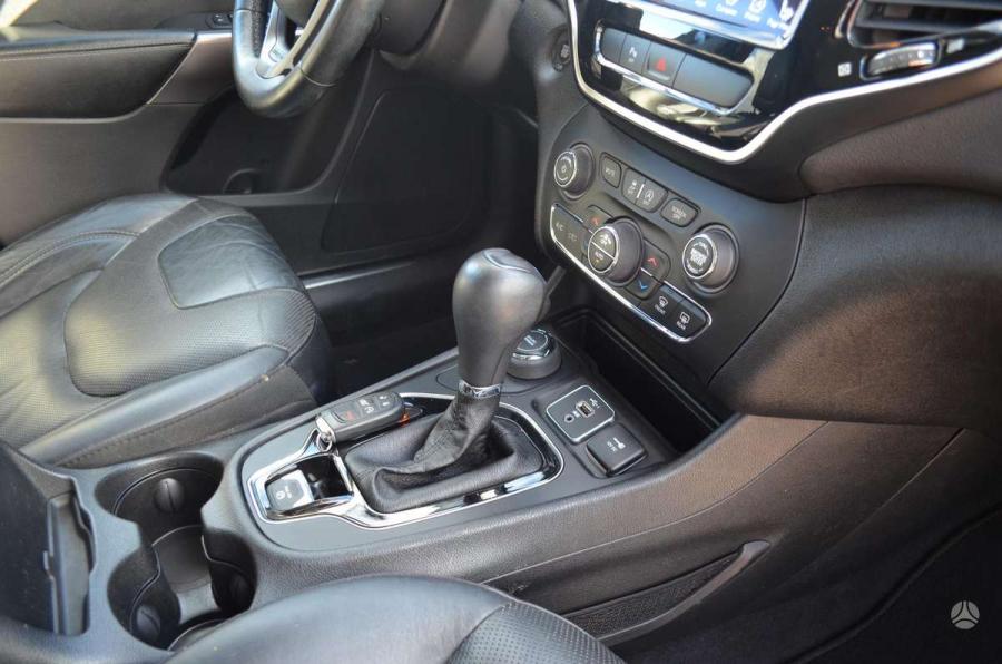Pelēks Jeep Cherokee 2019 Viļņa, ar dzinēja tilpumu 3.24 L un nobraukumu 155 tūkst. km par 14550 €, foto 24 vietnē AUTOMOTO.COM.LV