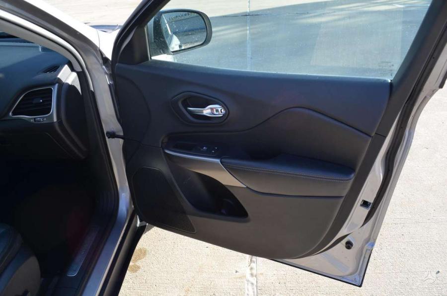 Pelēks Jeep Cherokee 2019 Viļņa, ar dzinēja tilpumu 3.24 L un nobraukumu 155 tūkst. km par 14550 €, foto 25 vietnē AUTOMOTO.COM.LV