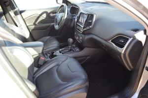 Pelēks Jeep Cherokee 2019 Viļņa, ar dzinēja tilpumu 3.24 L un nobraukumu 155 tūkst. km par 14550 €, foto 26 vietnē AUTOMOTO.COM.LV