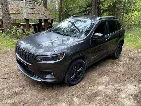 Grey Jeep Cherokee 2019 in Vilnius, with an engine capacity of 2.40 L and mileage of 127 thousand km for 13700 €, photo 1 on AUTOMOTO.COM.LV