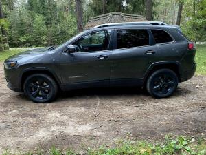 Grey Jeep Cherokee 2019 in Vilnius, with an engine capacity of 2.40 L and mileage of 127 thousand km for 13700 €, photo 4 on AUTOMOTO.COM.LV
