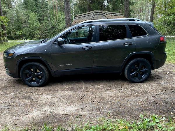 Grey Jeep Cherokee 2019 in Vilnius, with an engine capacity of 2.40 L and mileage of 127 thousand km for 13700 €, photo 4 on AUTOMOTO.COM.LV