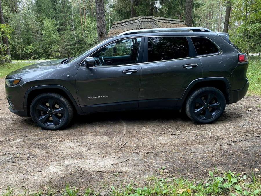 Grey Jeep Cherokee 2019 in Vilnius, with an engine capacity of 2.40 L and mileage of 127 thousand km for 13700 €, photo 5 on AUTOMOTO.COM.LV