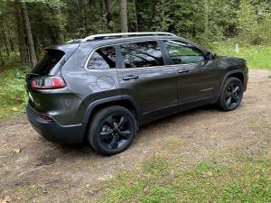 Grey Jeep Cherokee 2019 in Vilnius, with an engine capacity of 2.40 L and mileage of 127 thousand km for 13700 €, photo 8 on AUTOMOTO.COM.LV