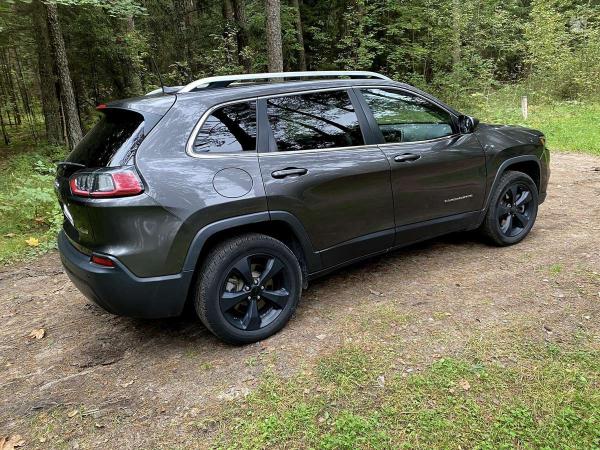 Grey Jeep Cherokee 2019 in Vilnius, with an engine capacity of 2.40 L and mileage of 127 thousand km for 13700 €, photo 8 on AUTOMOTO.COM.LV