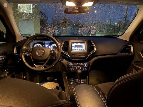 Grey Jeep Cherokee 2019 in Vilnius, with an engine capacity of 2.40 L and mileage of 127 thousand km for 13700 €, photo 9 on AUTOMOTO.COM.LV