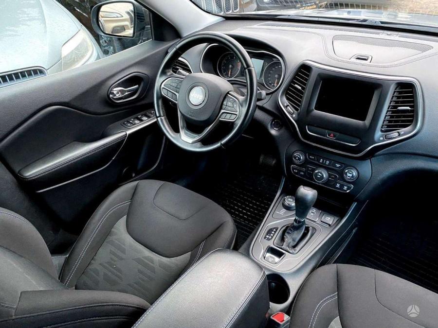 Grey Jeep Cherokee 2019 in Vilnius, with an engine capacity of 2.40 L and mileage of 127 thousand km for 13700 €, photo 12 on AUTOMOTO.COM.LV