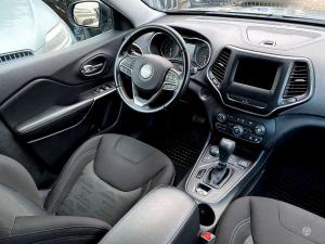 Grey Jeep Cherokee 2019 in Vilnius, with an engine capacity of 2.40 L and mileage of 127 thousand km for 13700 €, photo 13 on AUTOMOTO.COM.LV