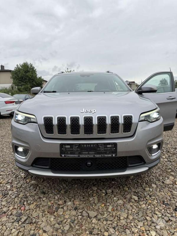 Grey Jeep Cherokee 2019 in Vilnius, with an engine capacity of 2.18 L and mileage of 150 thousand km for 13250 €, photo 3 on AUTOMOTO.COM.LV