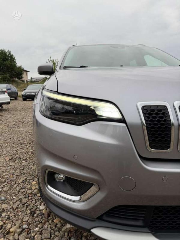 Grey Jeep Cherokee 2019 in Vilnius, with an engine capacity of 2.18 L and mileage of 150 thousand km for 13250 €, photo 9 on AUTOMOTO.COM.LV