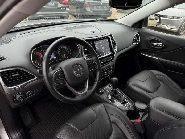 Grey Jeep Cherokee 2019 in Vilnius, with an engine capacity of 2.18 L and mileage of 150 thousand km for 13250 €, photo 11 on AUTOMOTO.COM.LV