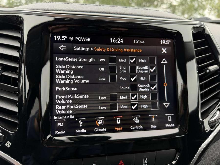 Pelēks Jeep Cherokee 2019 Viļņa, ar dzinēja tilpumu 2.18 L un nobraukumu 150 tūkst. km par 13250 €, foto 23 vietnē AUTOMOTO.COM.LV