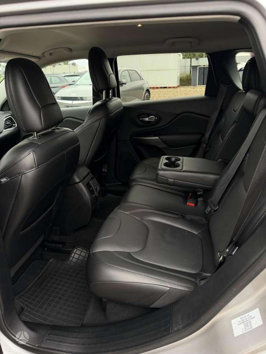 Pelēks Jeep Cherokee 2019 Viļņa, ar dzinēja tilpumu 2.18 L un nobraukumu 150 tūkst. km par 13250 €, foto 29 vietnē AUTOMOTO.COM.LV