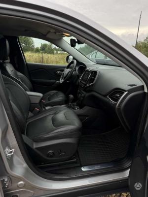 Pelēks Jeep Cherokee 2019 Viļņa, ar dzinēja tilpumu 2.18 L un nobraukumu 150 tūkst. km par 13250 €, foto 30 vietnē AUTOMOTO.COM.LV