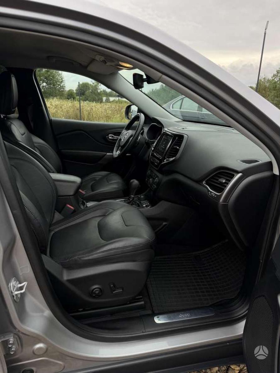 Pelēks Jeep Cherokee 2019 Viļņa, ar dzinēja tilpumu 2.18 L un nobraukumu 150 tūkst. km par 13250 €, foto 30 vietnē AUTOMOTO.COM.LV