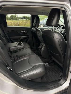 Pelēks Jeep Cherokee 2019 Viļņa, ar dzinēja tilpumu 2.18 L un nobraukumu 150 tūkst. km par 13250 €, foto 32 vietnē AUTOMOTO.COM.LV
