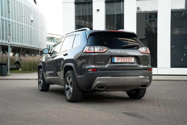 Jeep Cherokee 2020 Viļņa vietnē Pelēks Jeep Cherokee 2020 Viļņa, ar dzinēja tilpumu 3.24 L un nobraukumu 130 tūkst. km par 16900 €, foto 3 vietnē AUTOMOTO.COM.LV