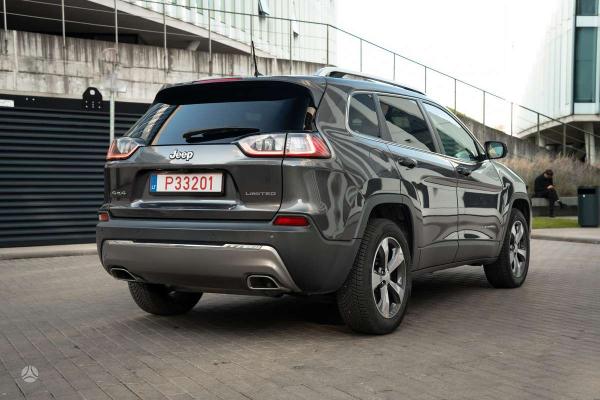 Jeep Cherokee 2020 Viļņa vietnē Pelēks Jeep Cherokee 2020 Viļņa, ar dzinēja tilpumu 3.24 L un nobraukumu 130 tūkst. km par 16900 €, foto 6 vietnē AUTOMOTO.COM.LV