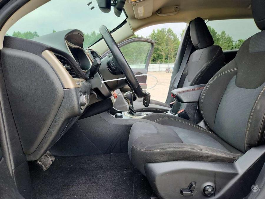 Pelēks Jeep Cherokee 2015 Viļņa, ar dzinēja tilpumu 3.20 L un nobraukumu 138 tūkst. km par 5600 €, foto 8 vietnē AUTOMOTO.COM.LV