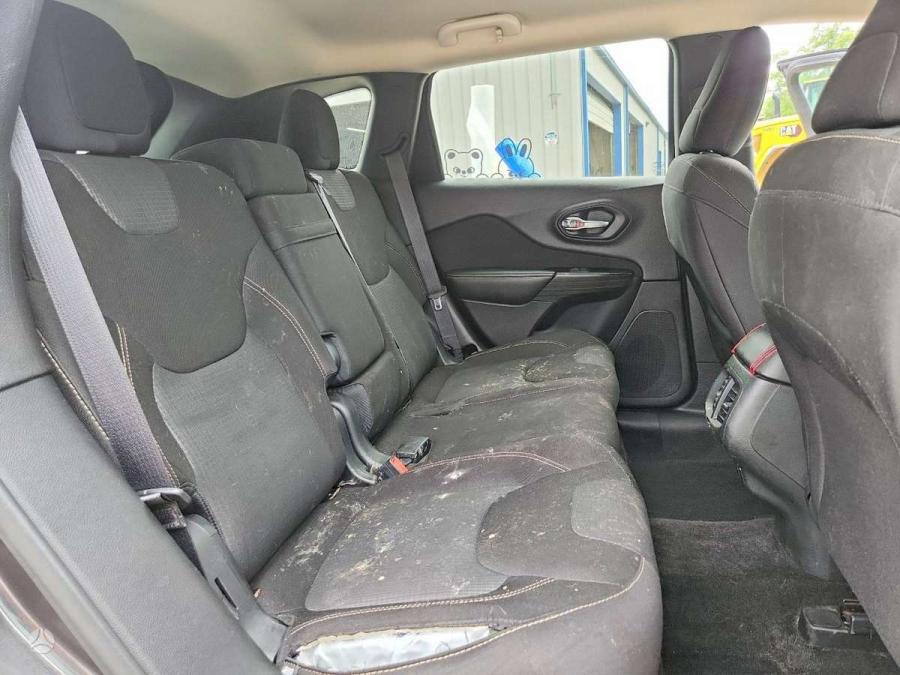 Pelēks Jeep Cherokee 2015 Viļņa, ar dzinēja tilpumu 3.20 L un nobraukumu 138 tūkst. km par 5600 €, foto 12 vietnē AUTOMOTO.COM.LV