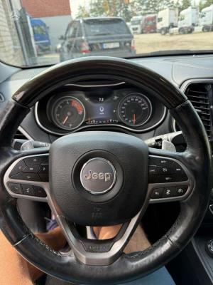 Pelēks Jeep Cherokee 2018 Viļņa, ar dzinēja tilpumu 2.20 L un nobraukumu 250 tūkst. km par 12700 €, foto 8 vietnē AUTOMOTO.COM.LV