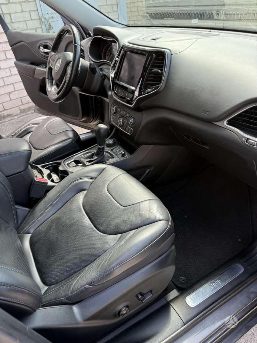 Pelēks Jeep Cherokee 2018 Viļņa, ar dzinēja tilpumu 2.20 L un nobraukumu 250 tūkst. km par 12700 €, foto 9 vietnē AUTOMOTO.COM.LV