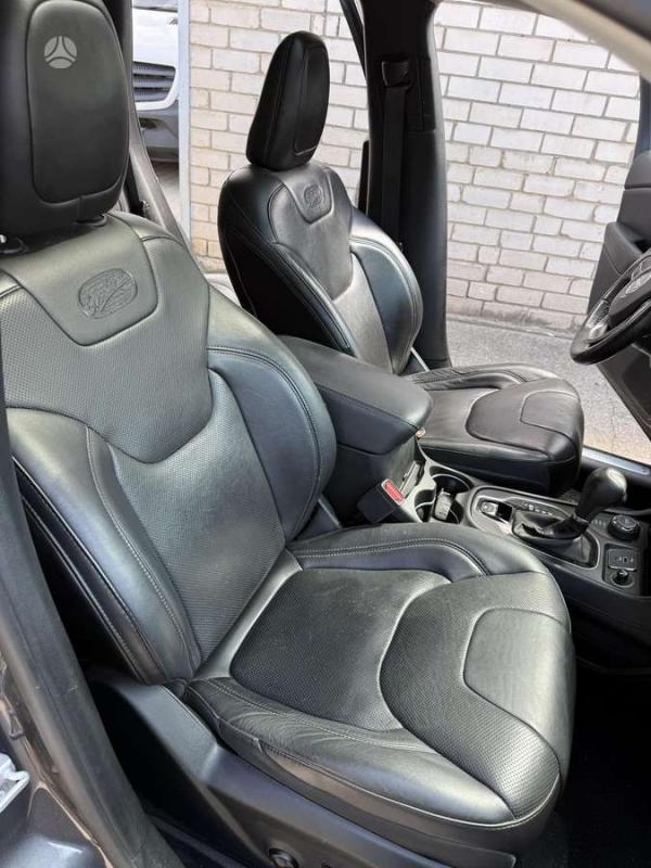 Pelēks Jeep Cherokee 2018 Viļņa, ar dzinēja tilpumu 2.20 L un nobraukumu 250 tūkst. km par 12700 €, foto 9 vietnē AUTOMOTO.COM.LV