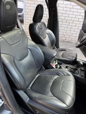 Pelēks Jeep Cherokee 2018 Viļņa, ar dzinēja tilpumu 2.20 L un nobraukumu 250 tūkst. km par 12700 €, foto 10 vietnē AUTOMOTO.COM.LV
