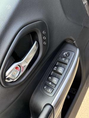 Pelēks Jeep Cherokee 2018 Viļņa, ar dzinēja tilpumu 2.20 L un nobraukumu 250 tūkst. km par 12700 €, foto 12 vietnē AUTOMOTO.COM.LV