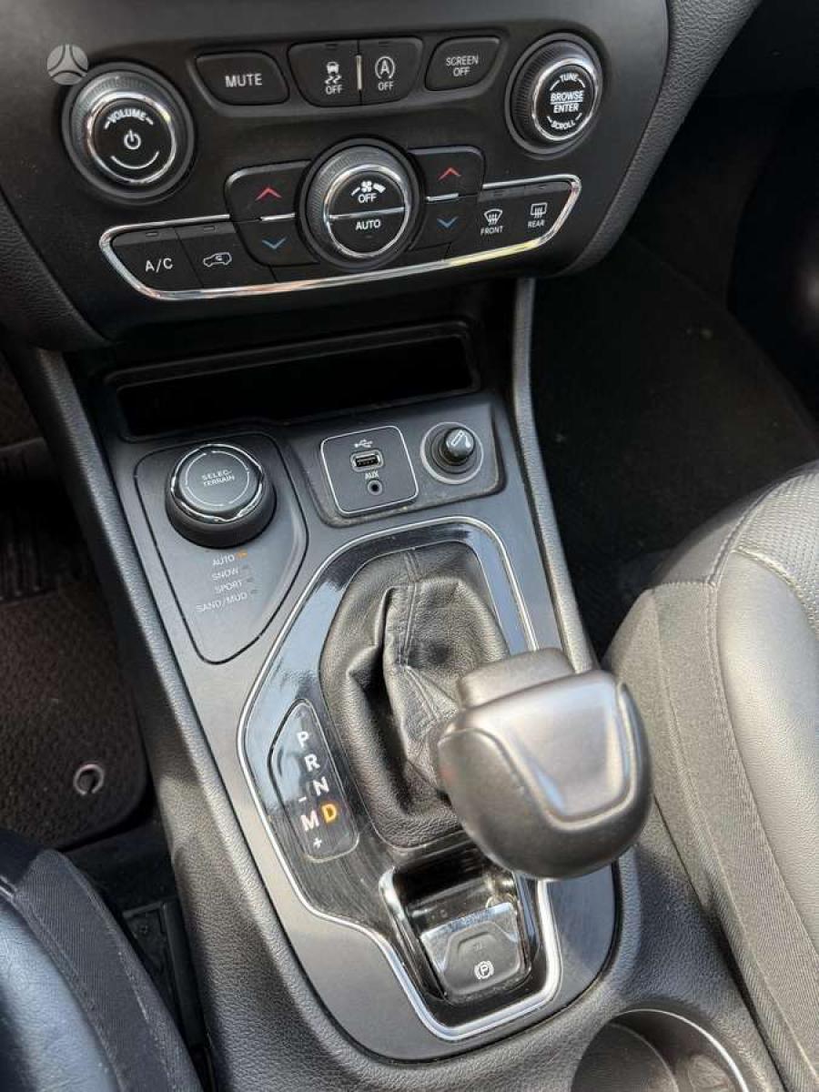 Pelēks Jeep Cherokee 2018 Viļņa, ar dzinēja tilpumu 2.20 L un nobraukumu 250 tūkst. km par 12700 €, foto 15 vietnē AUTOMOTO.COM.LV