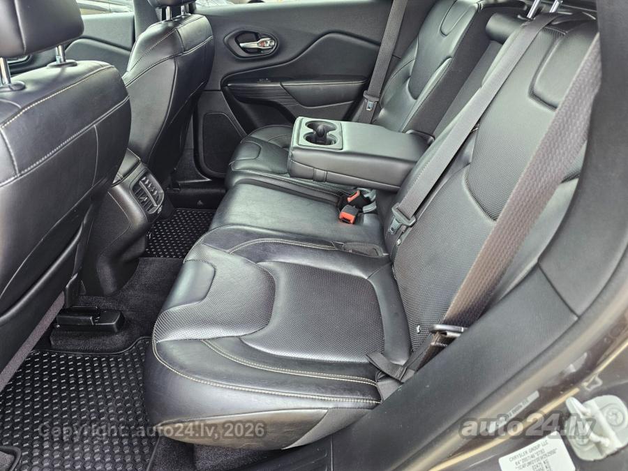 Серый Джип Чероки 2014 в Тарту, объемом двигателя 2.00 л и пробегом 215 тыс. км за 8990 €, фото 15 на AUTOMOTO.COM.LV