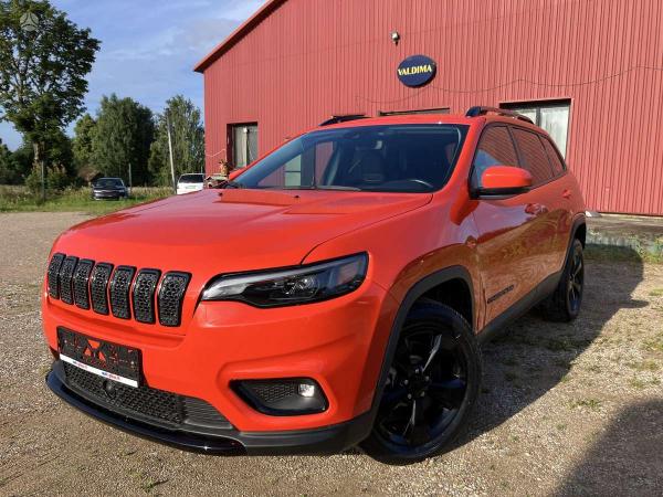 Orange Jeep Cherokee 2021 in Prienai, with an engine capacity of 2.36 L and mileage of 78 thousand km for 14444 €, photo 1 on AUTOMOTO.COM.LV