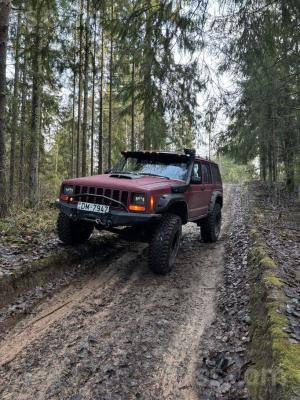 Red Jeep Cherokee 1988 in Ogre, with an engine capacity of 4.00 L and mileage of 236 thousand km for 6500 €, photo  on AUTOMOTO.COM.LV
