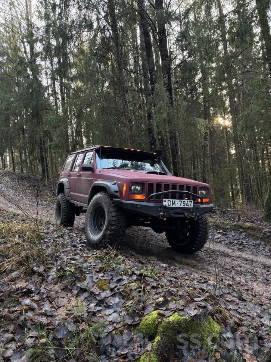 Red Jeep Cherokee 1988 in Ogre, with an engine capacity of 4.00 L and mileage of 236 thousand km for 6500 €, photo 3 on AUTOMOTO.COM.LV