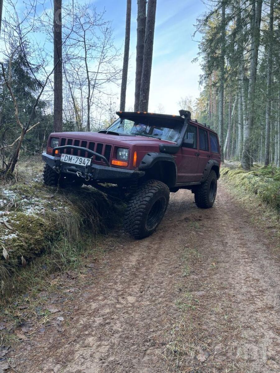 Red Jeep Cherokee 1988 in Ogre, with an engine capacity of 4.00 L and mileage of 236 thousand km for 6500 €, photo 4 on AUTOMOTO.COM.LV