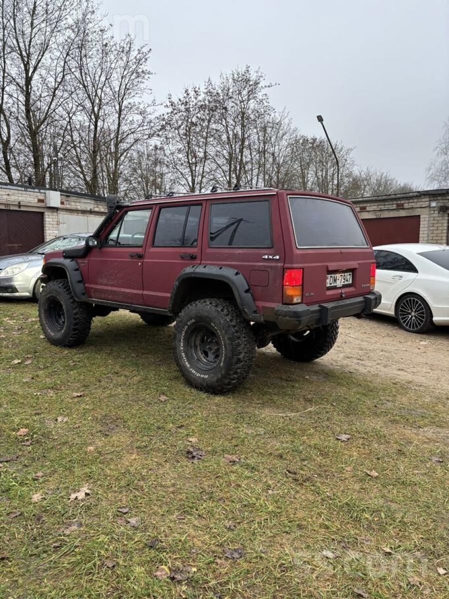 Red Jeep Cherokee 1988 in Ogre, with an engine capacity of 4.00 L and mileage of 236 thousand km for 6500 €, photo 5 on AUTOMOTO.COM.LV