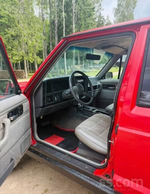 Red Jeep Cherokee 1993 in Liepaja, with an engine capacity of 4.00 L and mileage of 260 thousand km for 4500 €, photo 10 on AUTOMOTO.COM.LV