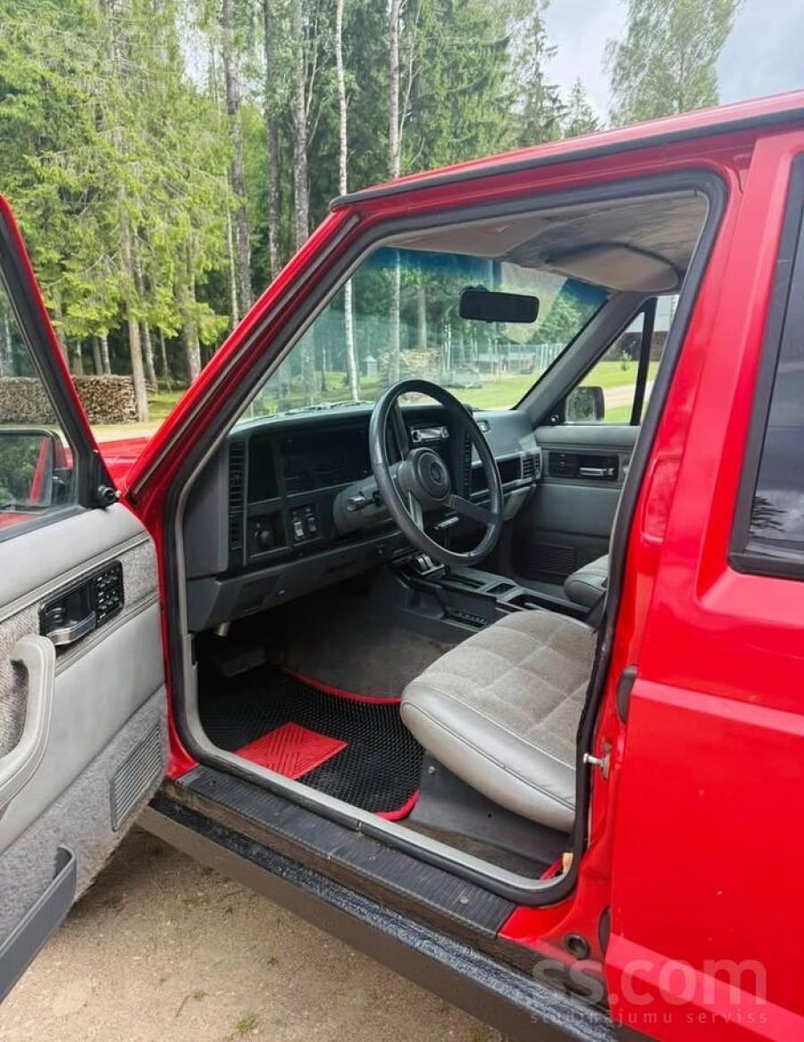 Red Jeep Cherokee 1993 in Liepaja, with an engine capacity of 4.00 L and mileage of 260 thousand km for 4500 €, photo 10 on AUTOMOTO.COM.LV