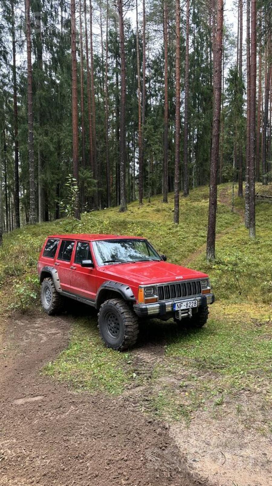 Sarkans Jeep Cherokee 1993 Jelgava, ar dzinēja tilpumu 4.00 L un nobraukumu 270 tūkst. km par 4500 €, foto 1 vietnē AUTOMOTO.COM.LV